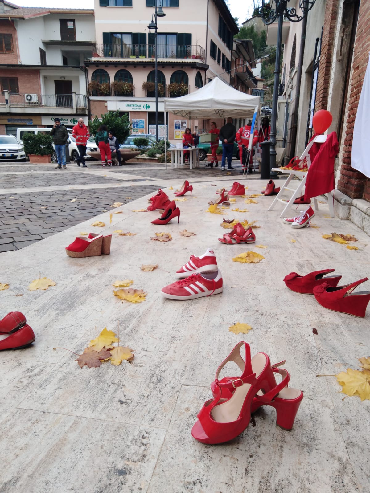 scarpe rosse piazza corradino – ConfineLive