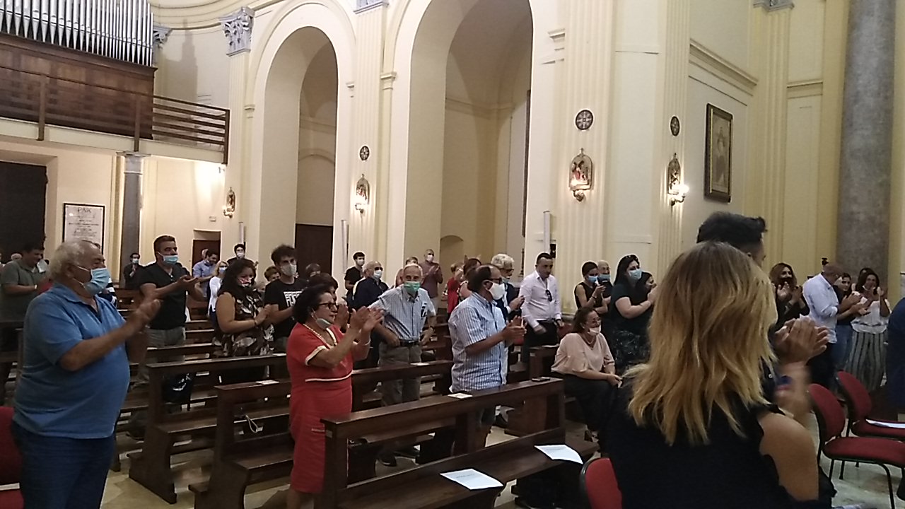 pubblico applausi – ConfineLive